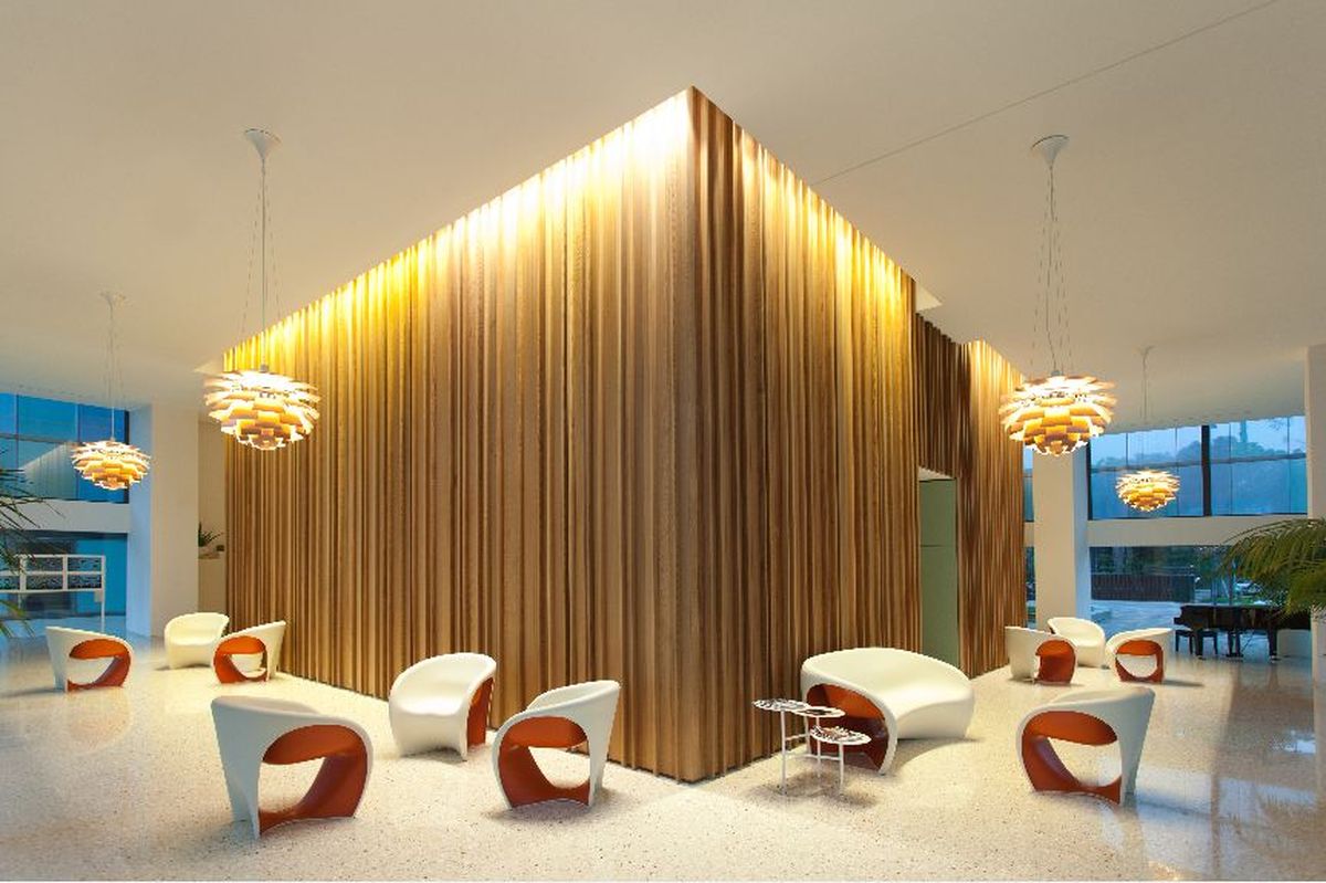 Linear Tube di B LIGHT illumina la Torre Merville a Jesolo